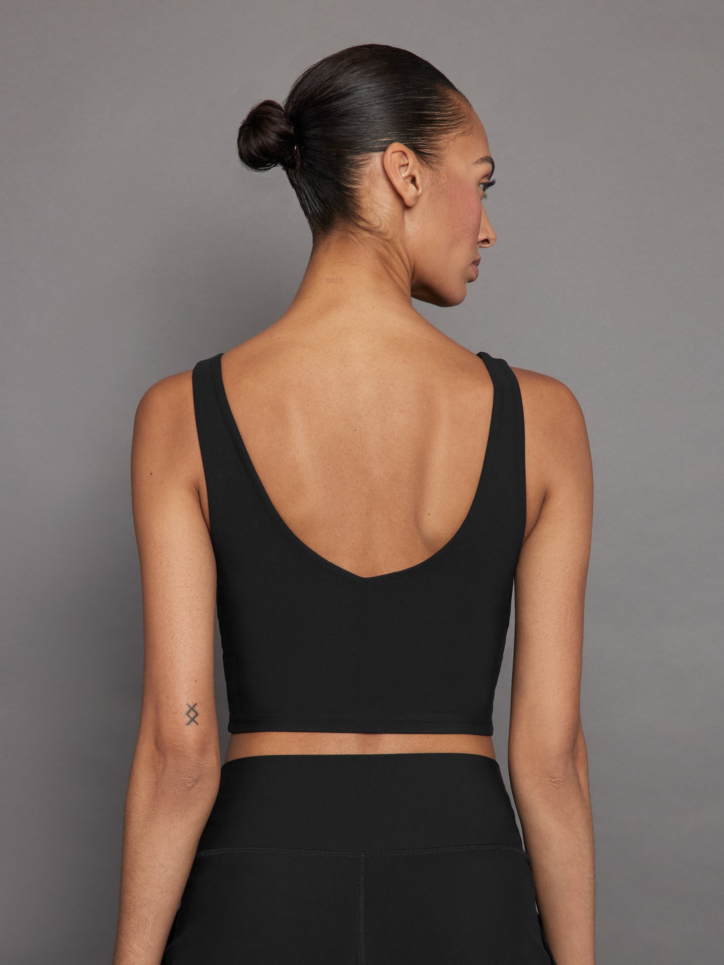 V-Neck Longline Bra in Melt - Black – Carbon38