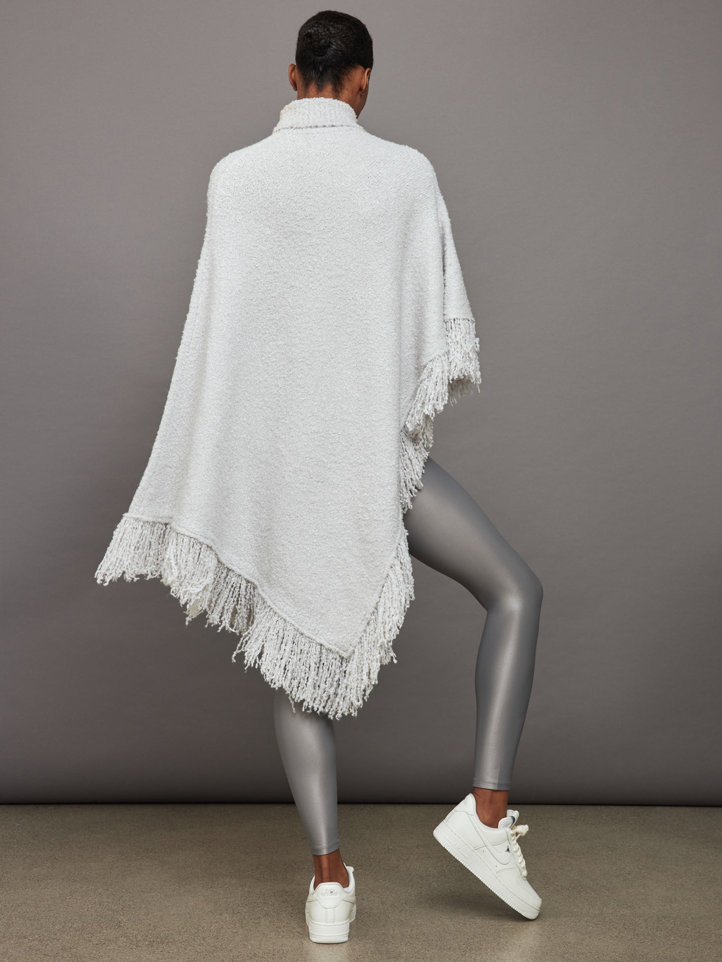 Frost Poncho - SILVER – Carbon38